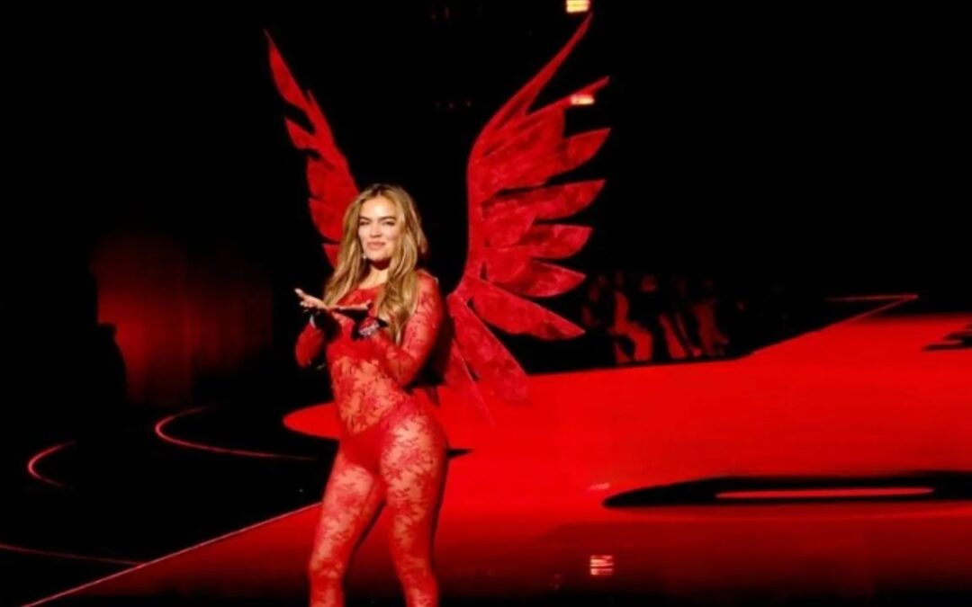 Karol G hace historia y debuta en el desfile de Victoria's Secret | Critica